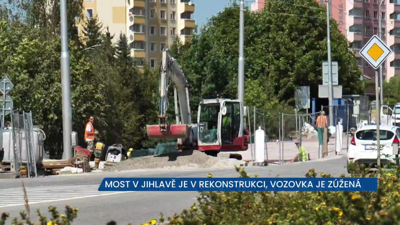 Na mostě v Jiráskově ulici v Jihlavě je zúžená vozovka, od 1. září se dělníci přesunou na další ...
